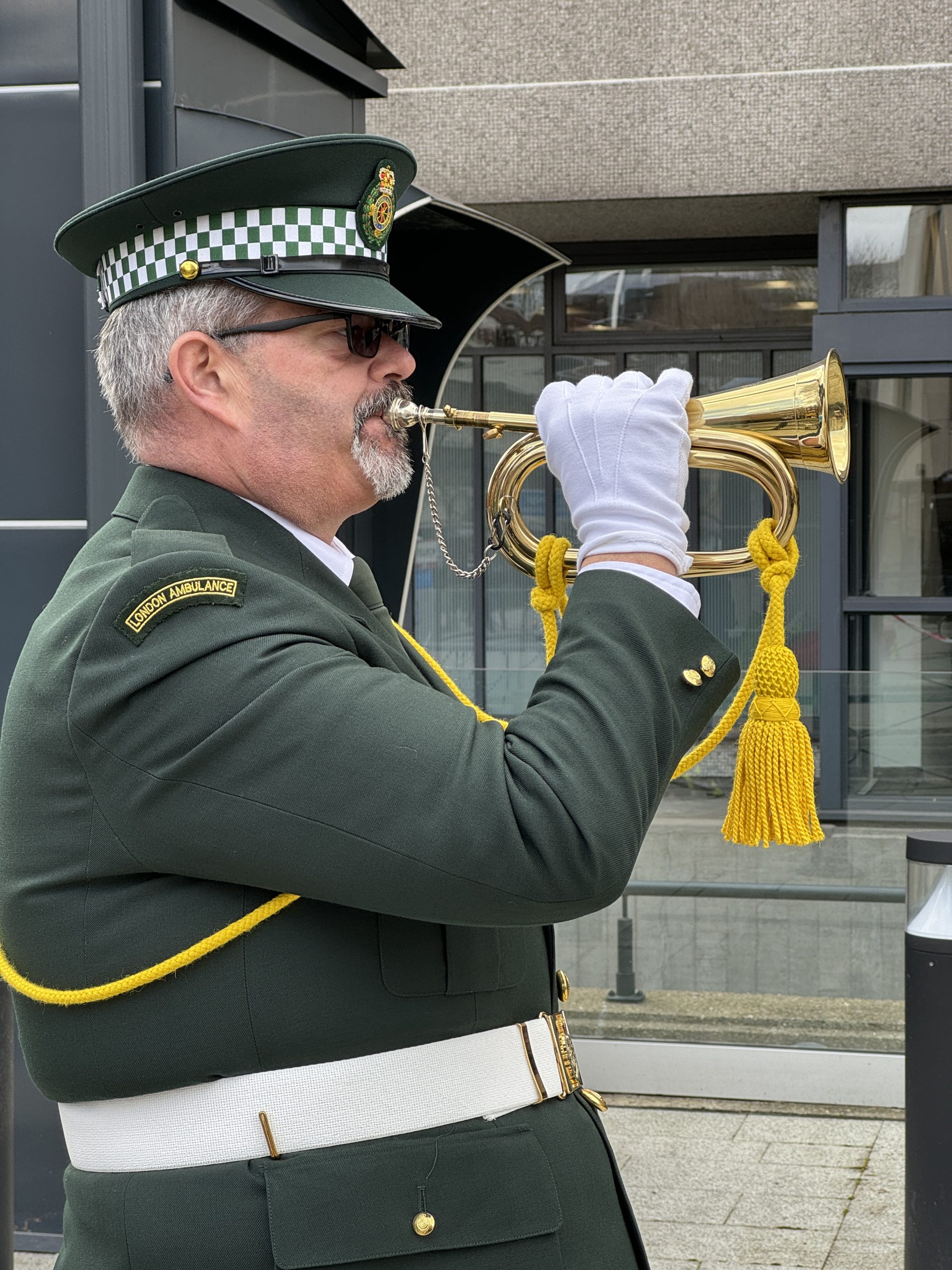 London Ambulance Service commemorates colleagues in poignant ceremony ...