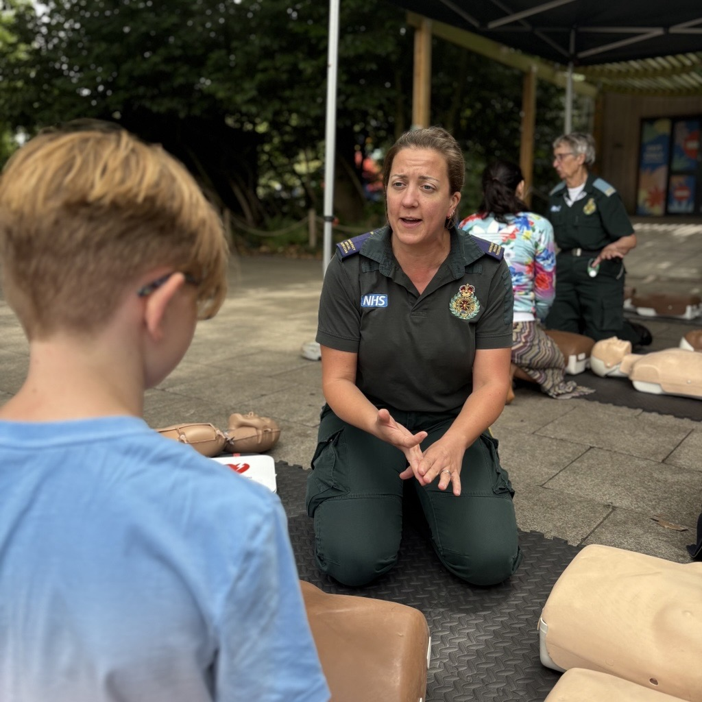 “Mummy, I’m a Lifesaver”: paramedics teach life-saving skills to ...